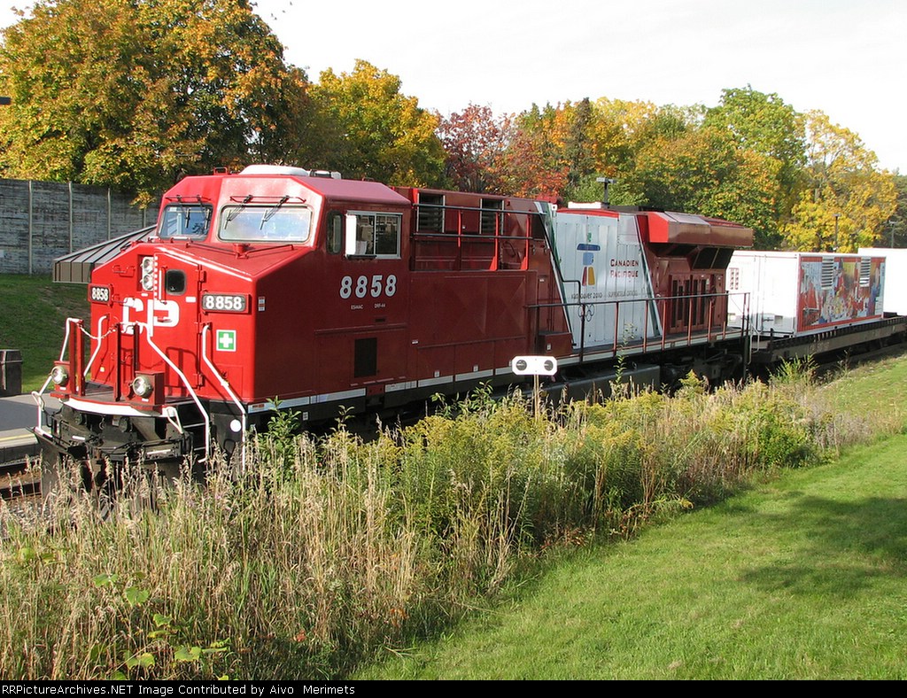 CP 8858 at Cooksville